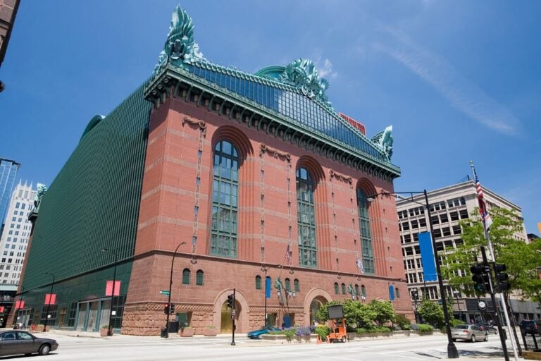 Chicago Public Library: 2 Branches Worth Visiting & What to See Inside ...