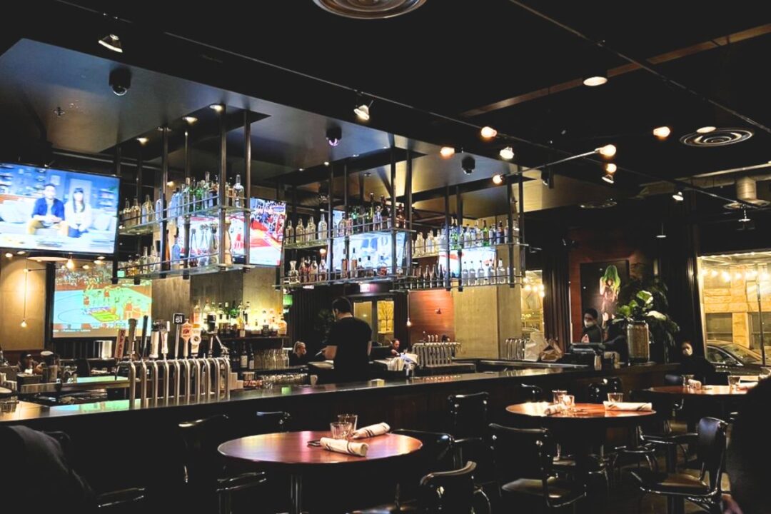 25 Best Happy Hours in Chicago: Deals, Drinks & Neighborhoods (2026 ...